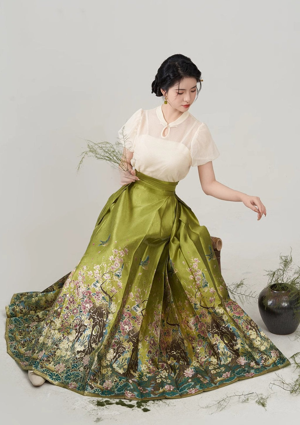 Ode to Blossoms | Modern 3-Pieces Ma Mian Skirt Set (繁花赋) – NewMoonDance