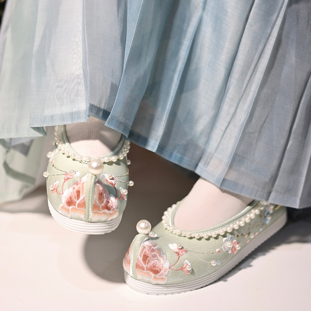 Su Yang | Embroidered Shoes (素央） – NewMoonDance
