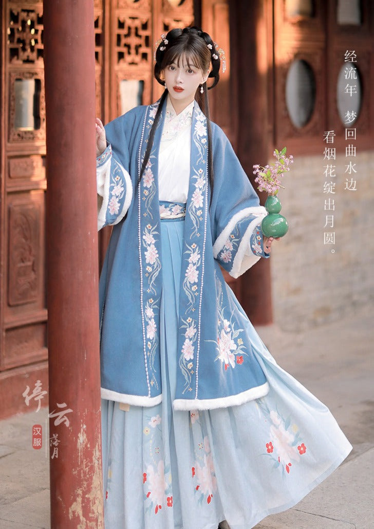Old Memory | Winter Song Hanfu (苏幕遮) – NewMoonDance
