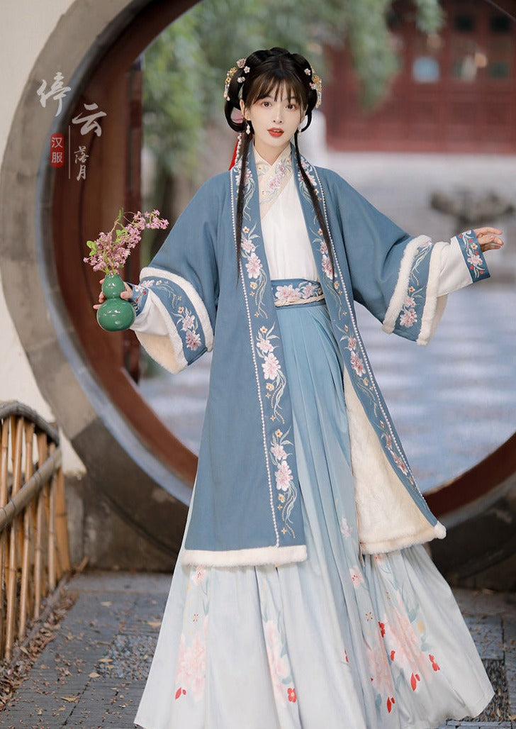 Old Memory | Winter Song Hanfu (苏幕遮) – NewMoonDance